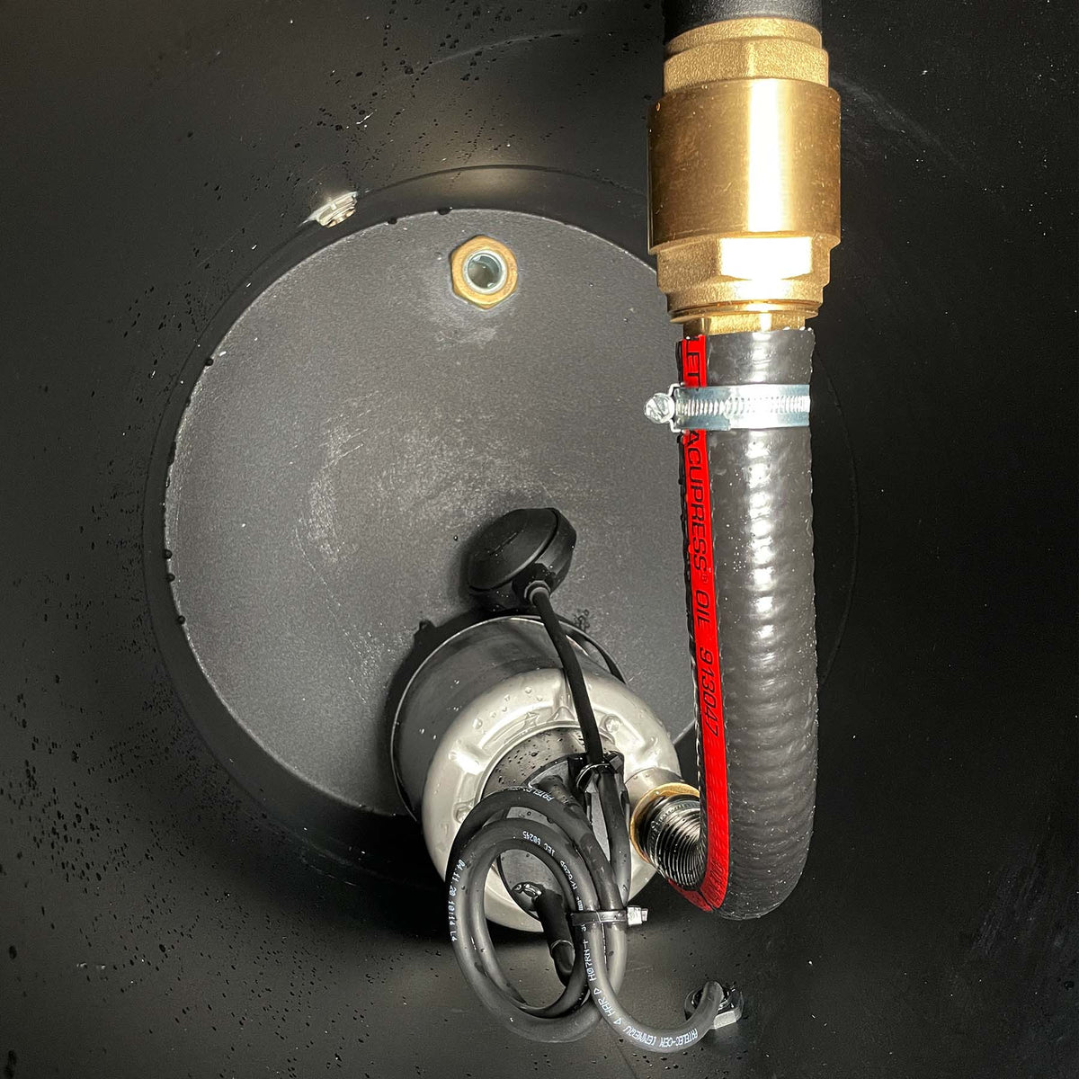 FROG PUMP Compact Sump Vacuum Cleans CNC Tanks